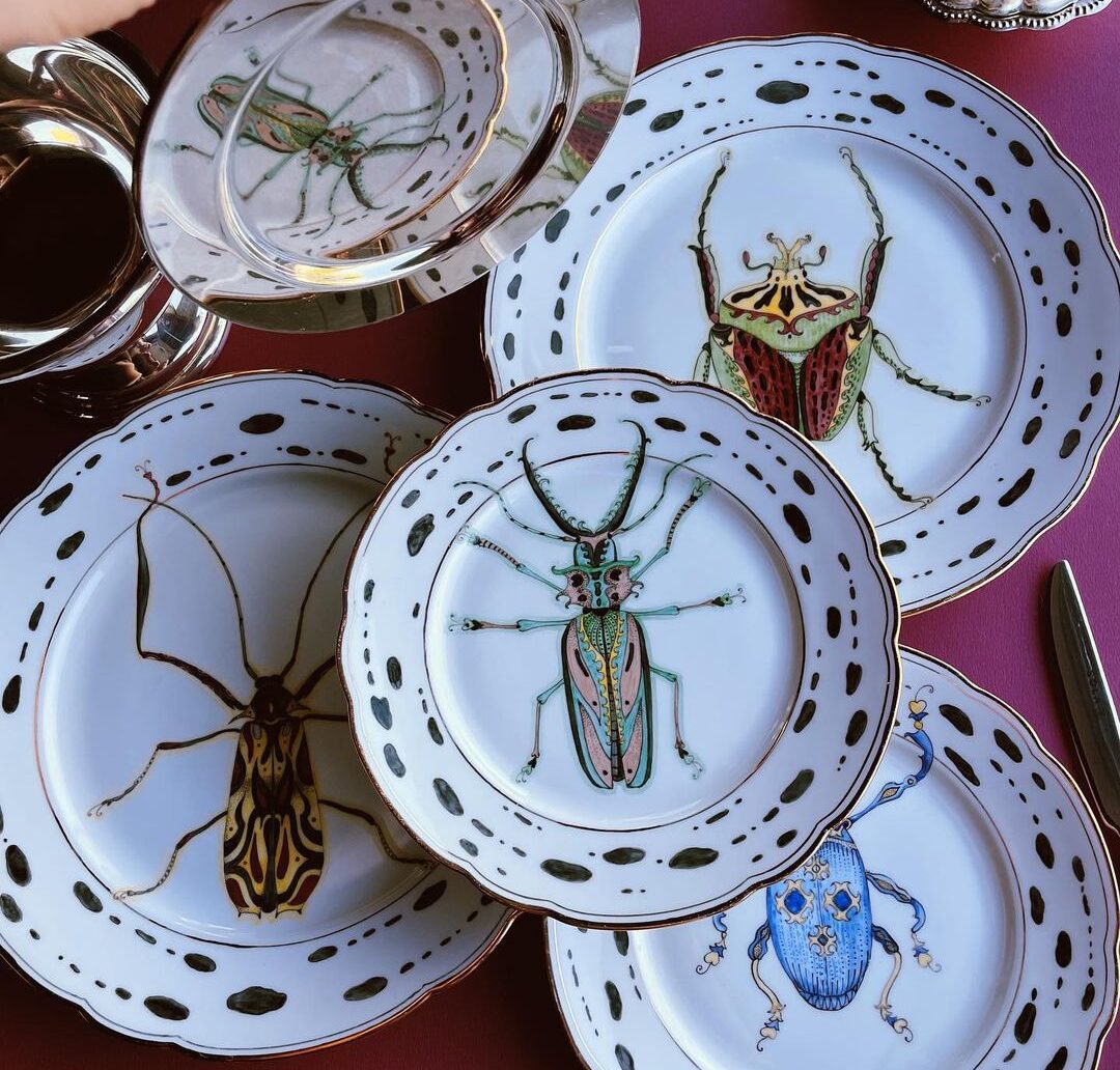 Julia Pilipchatina Creates Intriguing Insect Art on Plates - Wallpaper Data